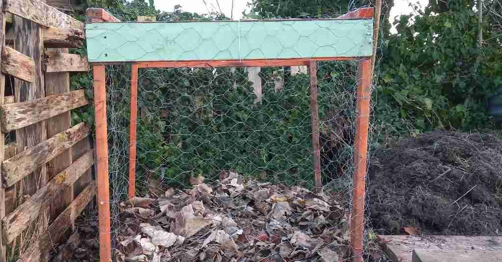 How To Make A Leaf Mould Bin For Homemade Mulch! - One Mum & A Little Lady