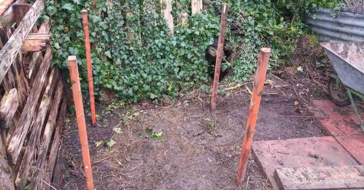 How To Make A Leaf Mould Bin For Homemade Mulch! - One Mum & A Little Lady